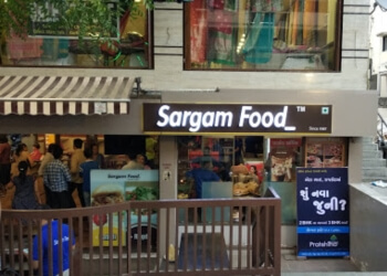 3 Best Fast Food Restaurants in Rajkot - Expert Recommendations